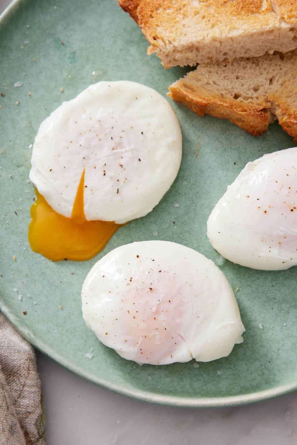 How To Poach An Egg - Preppy Kitchen