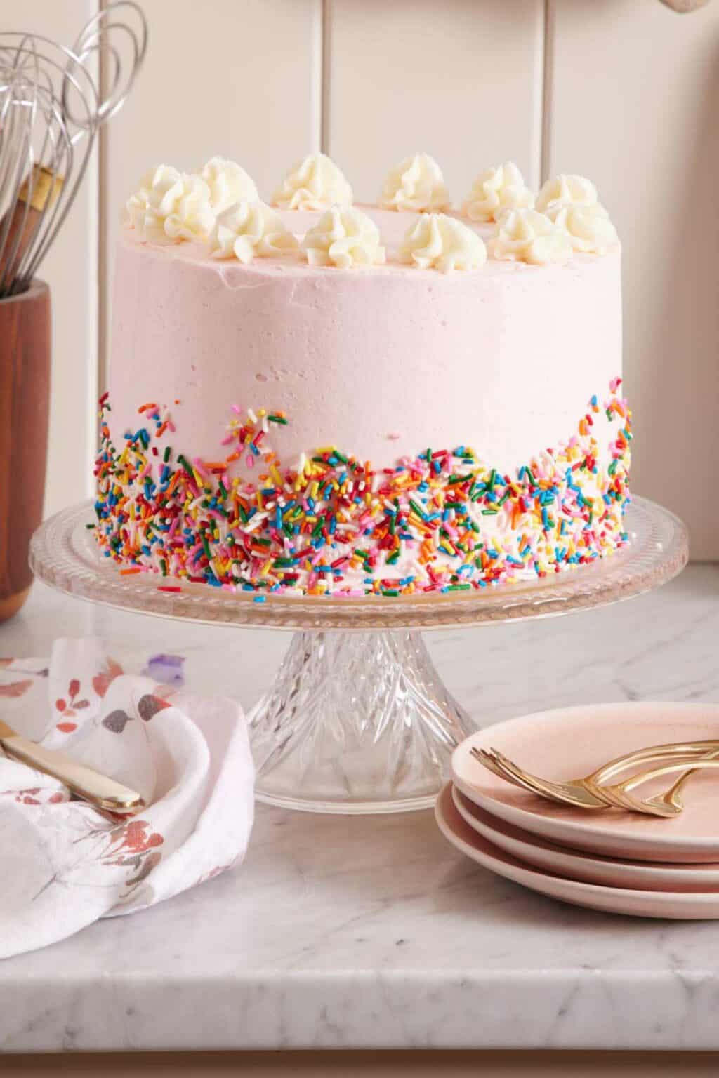 How To Cut A Round Cake - Preppy Kitchen