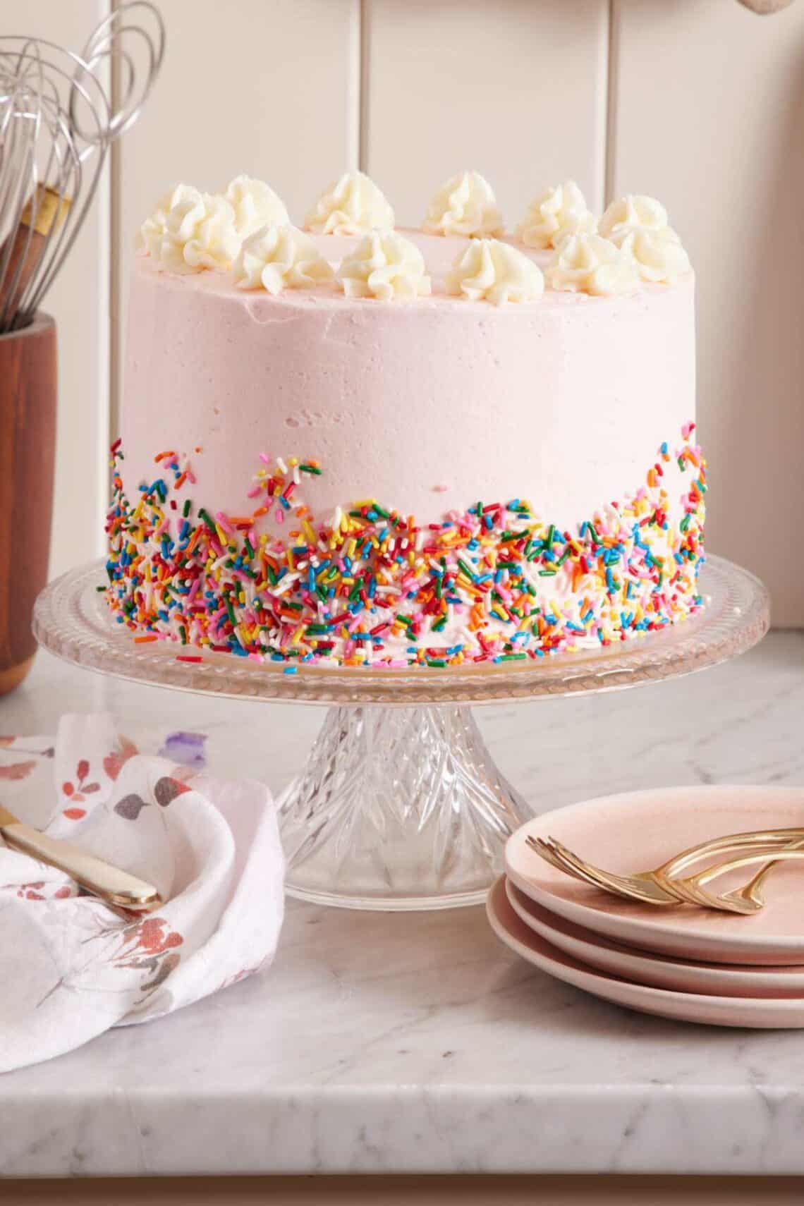 How To Cut A Round Cake - Preppy Kitchen